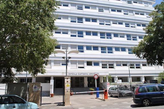 Bonorva. Esce di strada con l'auto: conducente in gravi condizioni