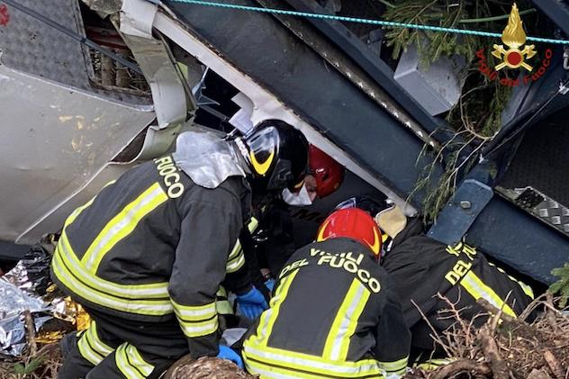 Funivia caduta sul Mottarone. Muore un operatore tv: stava risalendo la ...
