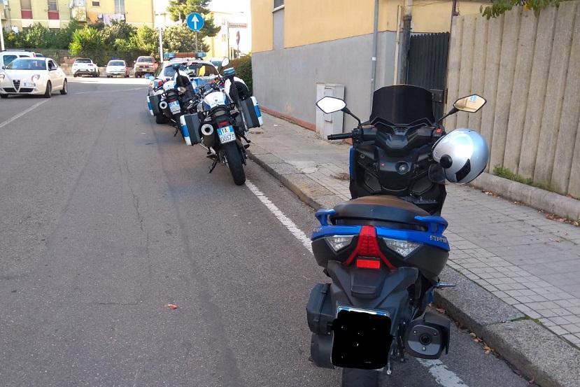 Minorenne in moto forza posto di blocco, aveva con sé della droga