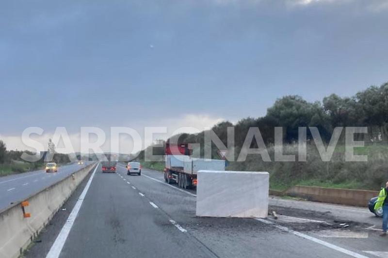 FOTO-NOTIZIA Camion perde blocco di marmo sulla SS131 FOTO-NOTIZIA Camion perde blocco di marmo sulla SS131