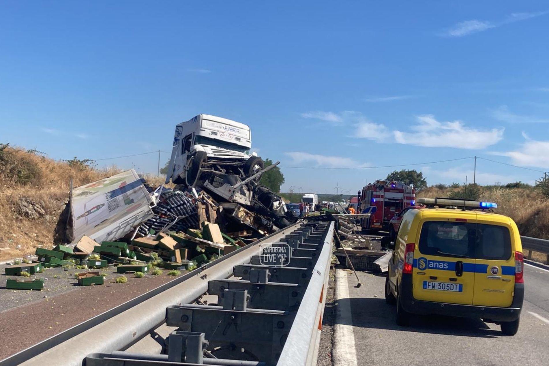 Tragedia sulla SS131: è morto l’autista dell’autoarticolato ribaltato a ...